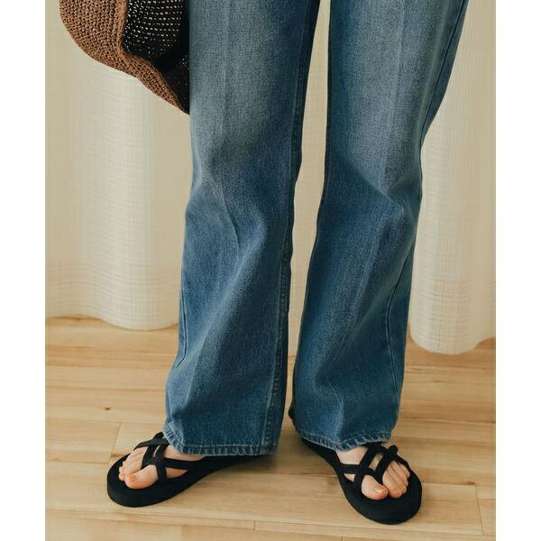 [型番：AZ35-2HN002]衝撃吸収性に優れ、履き慣らしていくうちに足裏にカスタムフィットする感覚を体感できる、低反発クッションソールMushを採用したサンダル。速乾性、耐久性にすぐれた地球にやさしいUnifi社のREPREVE100％...