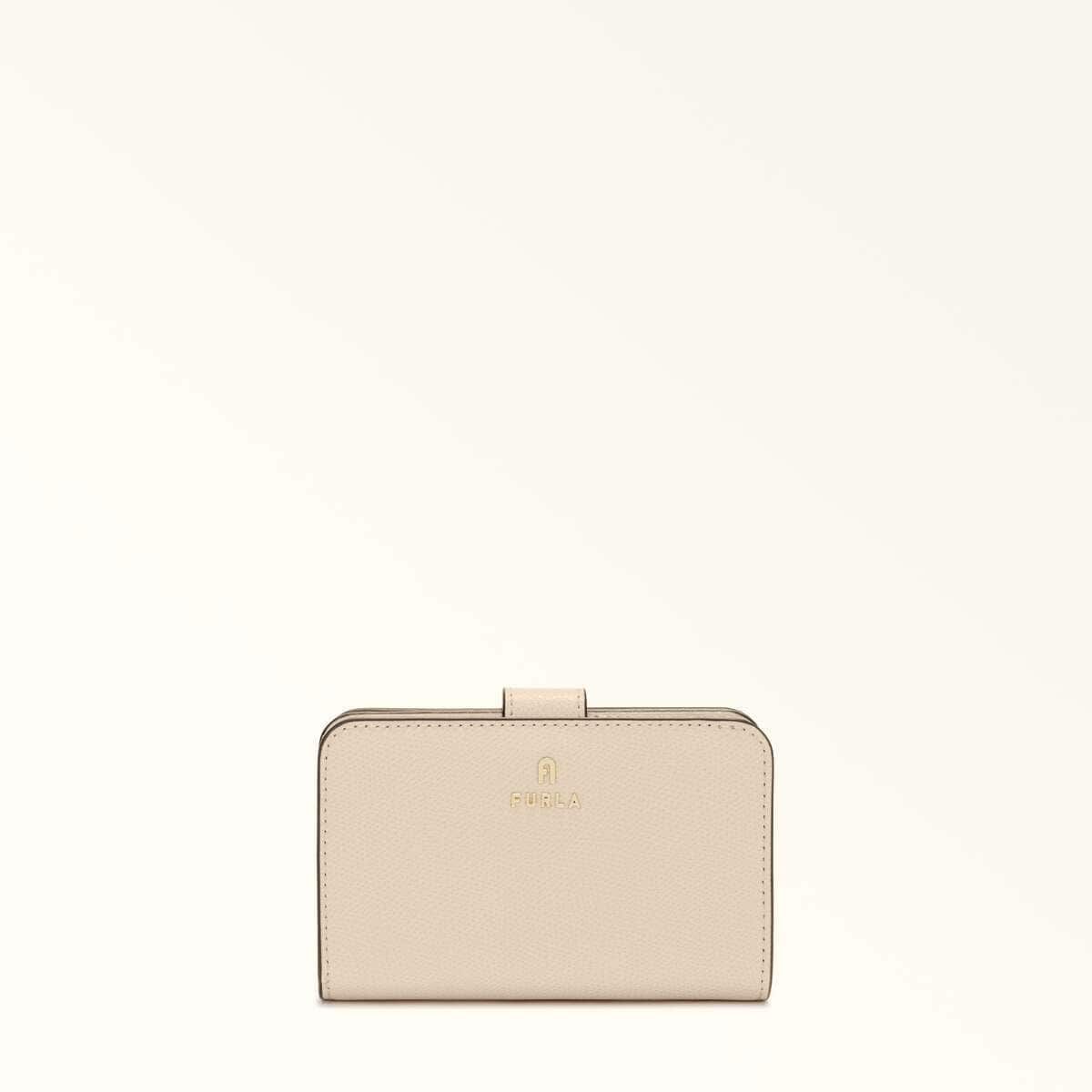 [型番:WP00314-ARE000]丸みを帯びたシルエットが印象的な「FURLA CAMELIA」バイフォールド コンパクトウォレット Mエレガントな丸みを帯びたコーナーが印象的な、洗練された一点。高級感のあるプリントレザーにライトグレイ...
