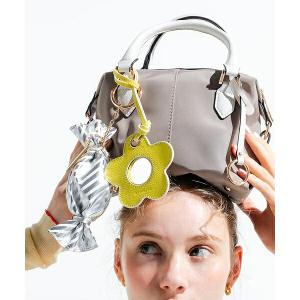 [型番：2502-204-RDA4]YELLOWは別注カラーです。レトロな雰囲気漂うフラワー型のミラーチャーム【Material】牛床革【Design】バッグのアクセントになるミラーチャームでレトロなフラワーシェイプが大人可愛い。レザーの長...