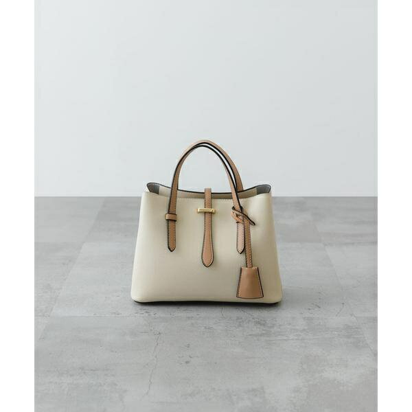 [型番：XX33-2AU3101] ご好評いただいている、チャーム付ミドルバッグのミニサイズが登場 ! 人気のチャーム付ミドルバッグ( XX24-2AU3107)のひと回り小さめサイズ。コンパクトなのでショルダーバッグとしても持ちやすいサイ...