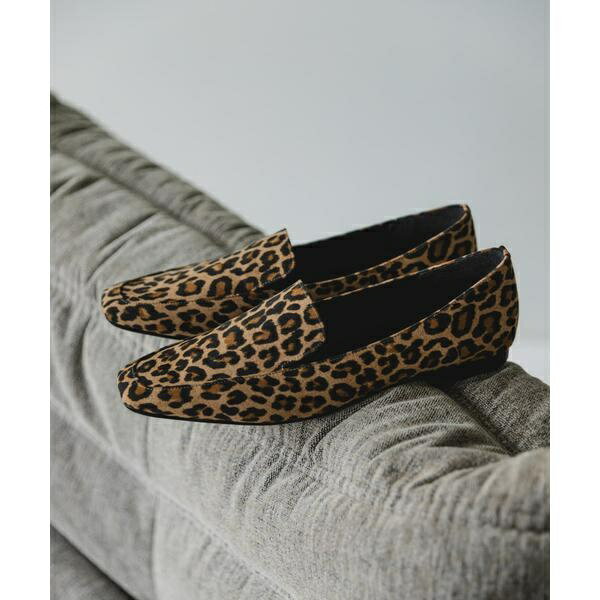 [型番：XX46-2HU2604]コーディネートのアクセントになるスクエアトゥローファー【Design】カラーごとに異なる素材感でBLACK，BROWNは表面にグリッターが施されており、足元を華やかな印象にしてくれます。LEOPARDはレオ...