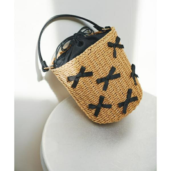 [型番：XXA5-2AU1303]リボンモチーフがポイントのショルダーバッグ【Material】分類外繊維を使用【Design】全面にあしらわれたリボンモチーフがポイント。ハンドバッグとショルダーの2WAY仕様で機能性◎小ぶりなサイズ感です...