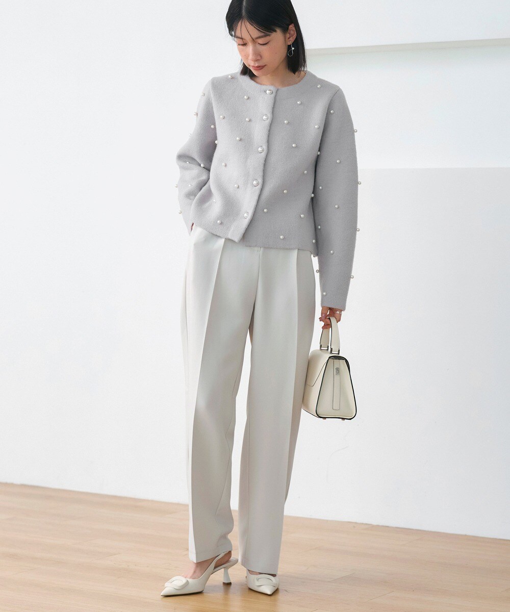 [型番:CKN1638]パールの華やかさが主役級のニットカーディガン。立体的なパールがアクセントに。ジャケットとして重ね着もしやすいゆとりのあるサイズ感です。立体的なパールボタンやパールの飾りがアクセント。後ろにはあえてパールをつけず、椅子...