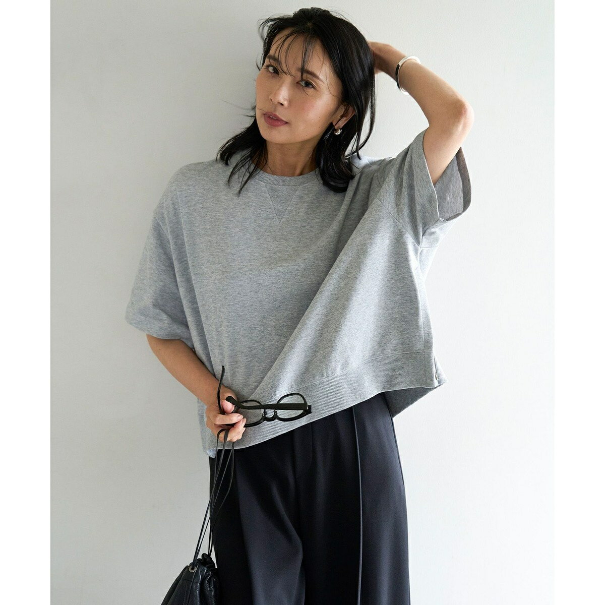 [型番：KKUMGA0251]程よいクロップド丈がトレンド感を演出！■デザインゆったりとしたシルエットのクロップドスウェット。ゴールドのサイドジップが、軽やかな抜け感を演出します。アーム回りはたっぷりゆとりをもたせているので、風通しも良く快...