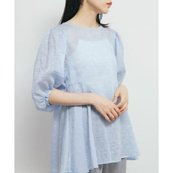 [型番：KBA5-23R470]【二の腕カバー＆ウエスト華奢見えが叶うシアーブラウス】ウエストから裾に向かって切り替わっているパネルラインが、腰回りを華奢見せしてくれるブラウス。甘すぎない印象にしてくれるエンボス加工もポイントです。また、5...