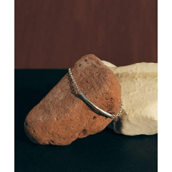 [型番：SM43-2NF003]【ムードのある佇まい】緩やかに湾曲したメタルバー×チェーンが手首にフィットするプレスレット。 ヘルシーな風合いとシンプルさが他のブレスレットとのレイヤードもこなしてくれる優れもの。 軽やかな付け心地が虜になる...