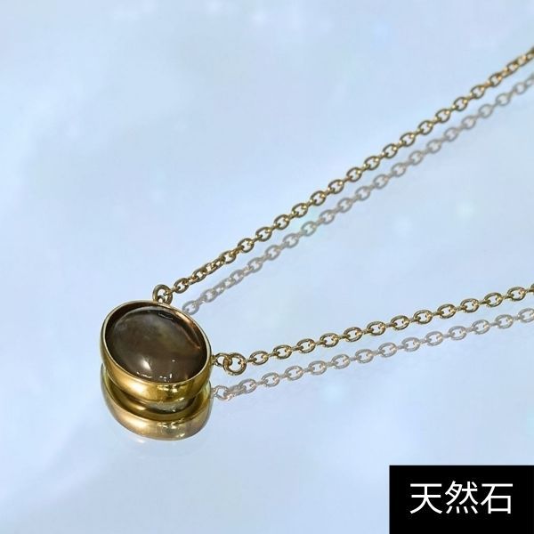 [型番:19252-5103-]天然石を1周リボンで包みこんだデザインのペンダント。爪のないフクリン留めのシンプルなデザインは天然石の透明感を際立たせてくれます。愛、夢、情熱を象徴するインカローズは、持つ人に永遠のパートナーにめぐり会わせ、...