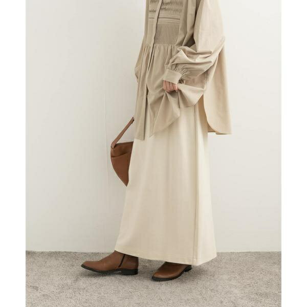 [型番：DR47-25A203]スッキリと穿きこなせるストレートラインのシルエットのロングスカートをご用意。フィット感はありながらもストレッチ性を兼ね備えたダンボールニット生地を使用し、バックスリットを入れることで足捌きも良くストレスフリー...