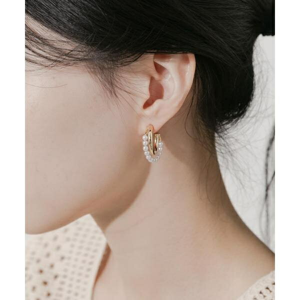 [型番：SMA6-2LF020]【品のある顔周りに】●小粒パールが連なるフープデザイン●上品さと華やかさを両立●シーズンレスで使えるゴールドのメタルとミニパールが組み合わさった、上品な印象のフープピアス。流行り廃りなく使えるフープデザインに...