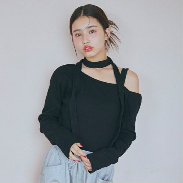 [型番：8343272]共地のボウタイつきで華やかさをプラスした長袖Tシャツです。肩あきデザインでヘルシーに肌見せを楽しめます。伸縮性に優れたスパンテレコ素材を使用しており、程よくフィットするのも魅力。カジュアルからきれいめなコーディネート...