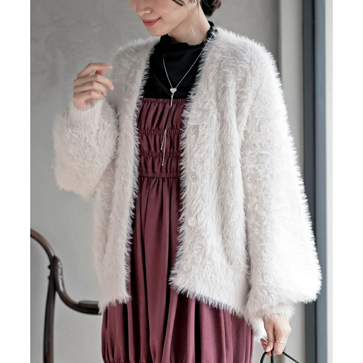 [型番：1361000050]★2025/AW　NEW★ふわふわシャギーのファンシーカーデ毛足の長いシャギーニットが大人かわいいカーディガン。柔らかでもちっとした着心地の良いニットです。ふんわりとした袖が手元も女性らしい印象に。ボタンを留め...