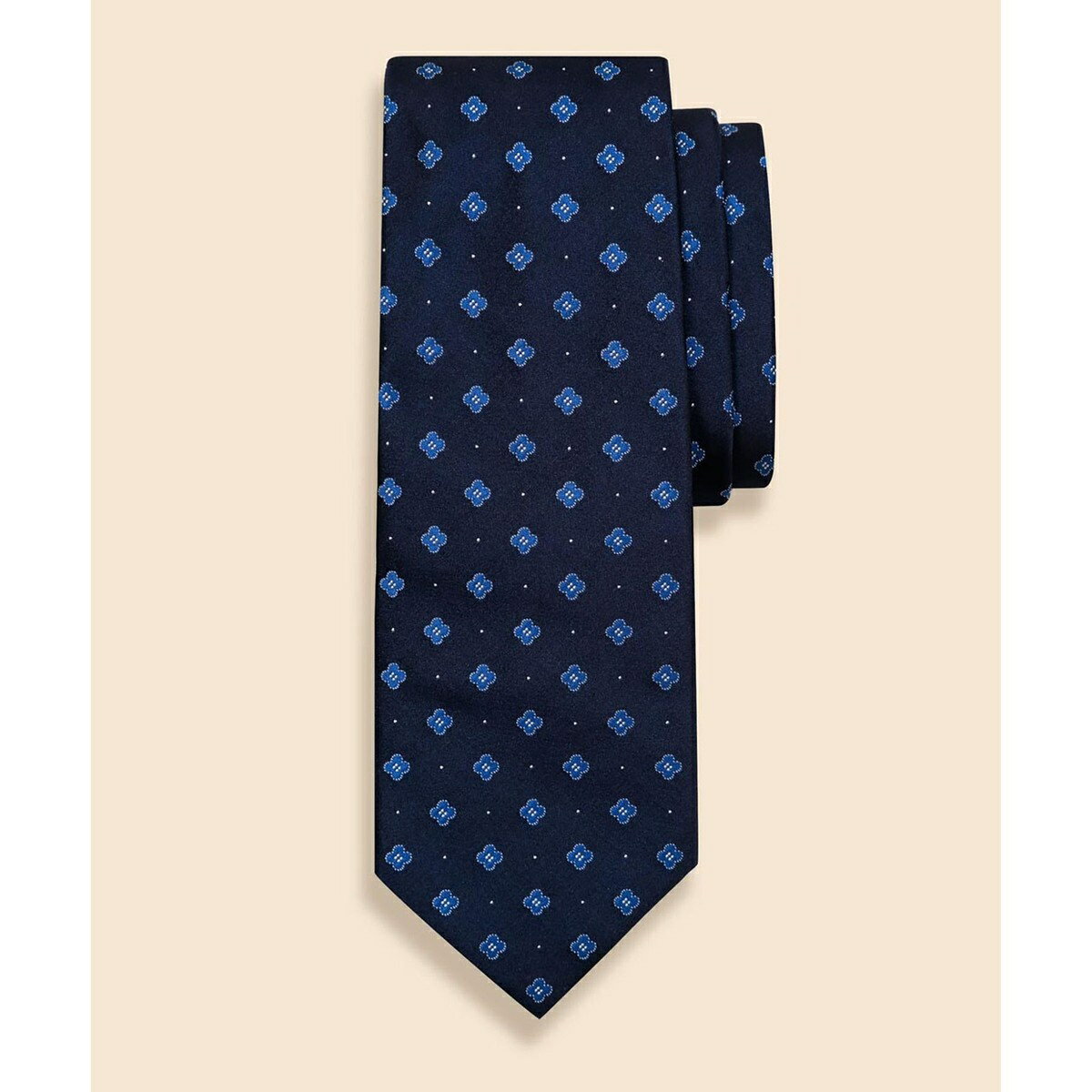 [型番：P25120330001746]ダークトーンのサテン地に散りばめられた上品なフラワーモチーフ優美なフラワーモチーフとドットを配した上品なデザイン。スーツスタイルにエレガントなニュアンスを加えます。■Classico Seta社：19...