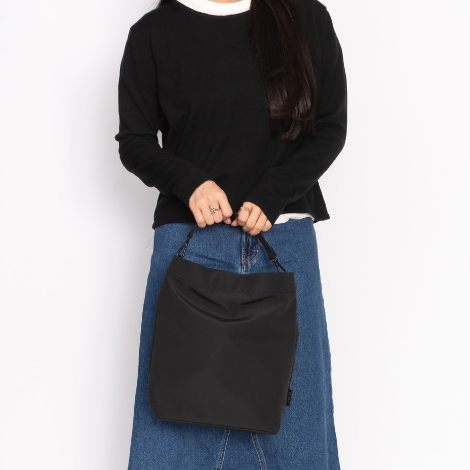 [型番:6923707]アイテム説明2WAY SHOULDER / 6923707ハンドバッグ・ショルダーバッグの2WAYタイプで、付属のベルト2種をお好みの場所に付けてただく事で様々なスタイルで使用いただけます。ミニマルな印象ですがA4フ...