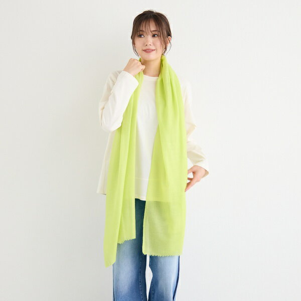 [型番：56165505]■シンプルコーデの差し色にピッタリの、とっておきストール■インド製のこちらのストールは、シルク混のウール素材。薄手で優しいあたたかさで包んでくれます。両端はフリンジ始末。幅広のロングタイプのデザインなので、肩にサッ...
