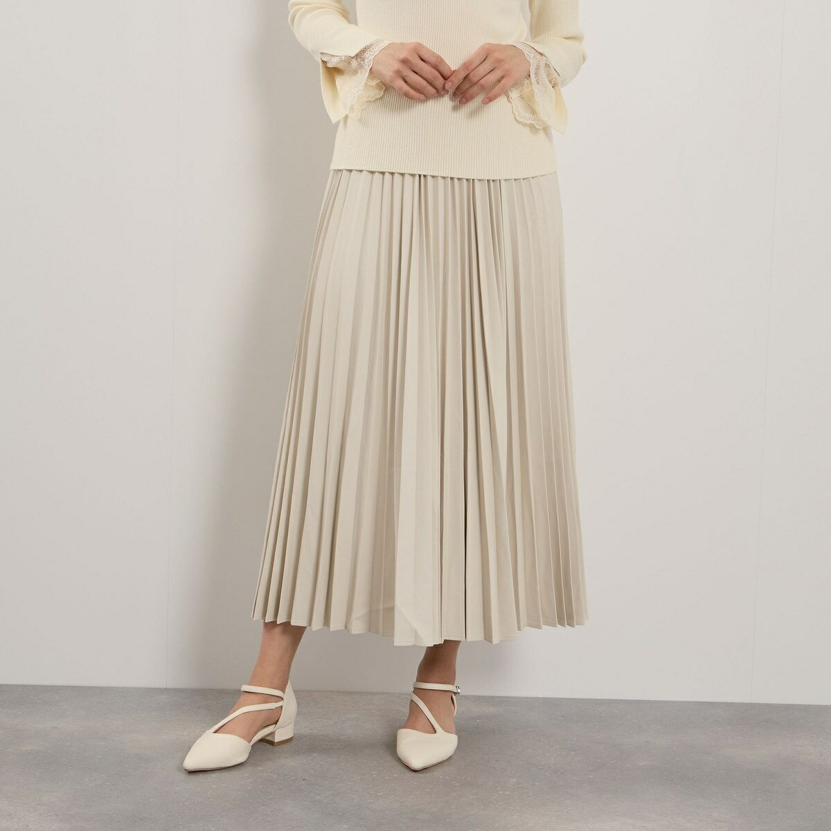 [型番：2211-56153]●POINTリアルに近い質感やタッチにこだわった、非常に柔らかく、肌触りが良いシープレザーのような合皮素材を使用しています。滑らかで軽やかな素材なので、分量感のでるプリーツ加工を施しても重さが気になりにくいのが...