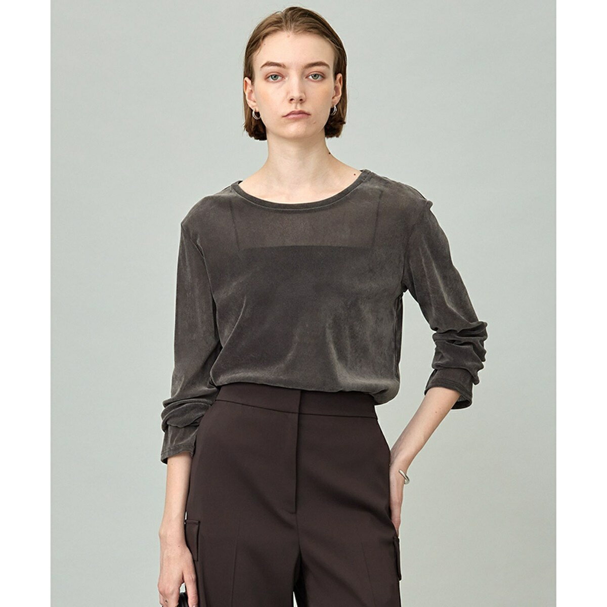 [型番：KKCMGA0307]2025AW秋冬らしいベロア素材ながらさらっとした着心地が魅力INにも便利な長袖プルオーバー■デザイン程よいサイズ感ですっきり見せるロングスリーブプルオーバーです。単品はもちろん、ジャケットやカーディガン、シャ...