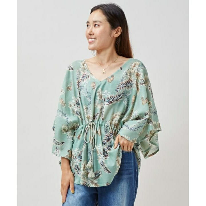 [型番：4IA-5306-2025]日差しから守ってくれるUVカット加工のトップス。ハワイを感じる植物とパイナップルを組み合わせたボタニカル柄。タッセル付きのウエスト紐でシルエットの変化を楽しめます。キャミソールや水着と合わせてロコになりき...