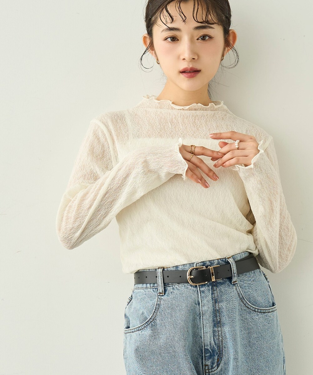 [型番:588094-74]繊細なニュアンス柄が、装いにさりげない表情を添えるシアートップス。【デザイン】軽やかな透け感で、トップスとしてはもちろん、ニットやワンピース、サロペットなどのインナーとしても自然に馴染む一枚です。コーディネート全...