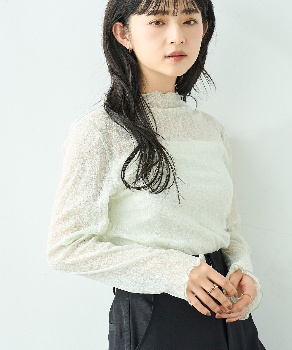 [型番:588094-74]繊細なニュアンス柄が、装いにさりげない表情を添えるシアートップス。【デザイン】軽やかな透け感で、トップスとしてはもちろん、ニットやワンピース、サロペットなどのインナーとしても自然に馴染む一枚です。コーディネート全...
