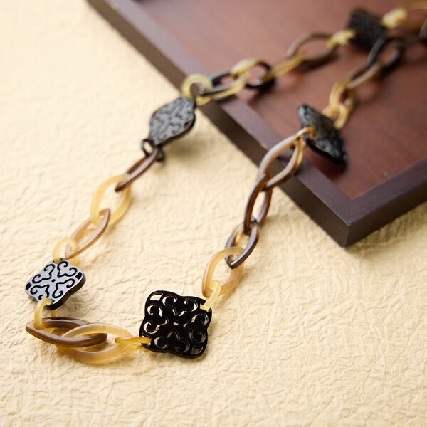 [型番：73145513]クラシカルな透かし彫りがお洒落なネックレス【国内生産アクセサリー】【トグル式】【アクセサリー用箱付き】自然素材のやさしさに透かし彫りを施した手の込んだパーツが印象的なネックレス。繊細でクラシカルな唐草模様風デザイン...