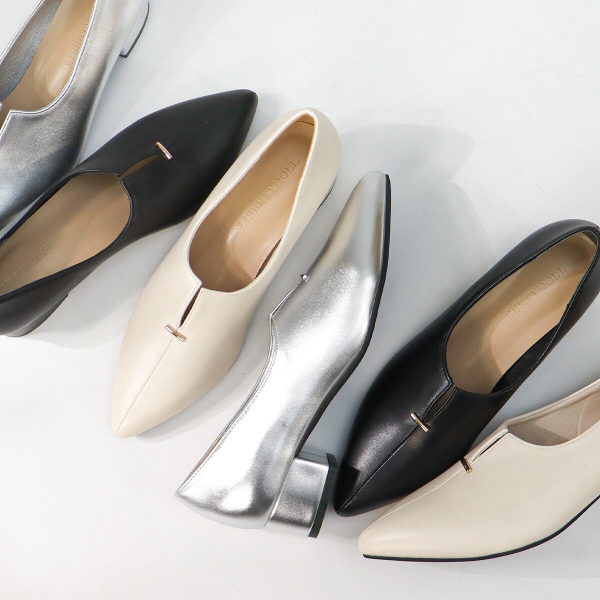 細身のメタルバーがおしゃれポイント！〜ポインテッドトゥ×ローヒールで甘くなりすぎない上品フォルム〜モードでハンサムなデザインながら、スリットからの程よい肌見せで大人の抜け感を演出！履くだけで雰囲気のあるスタイルが完成する1足ローヒールなので...