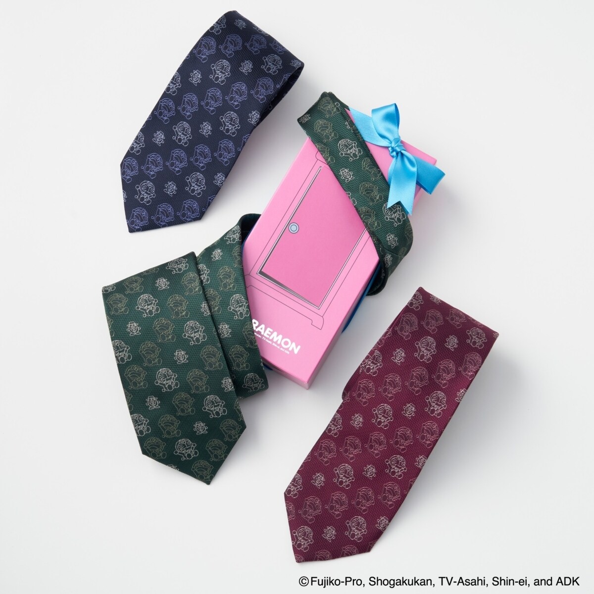 [型番:112015107]胸元で輝く、愛らしいデザインドラえもんのネクタイは、遊び心のあるデザインが支持されています。さりげなくドラえもんがモチーフになっているものから、大胆にデザインされたものまで、バリエーションが豊富です。【アウトライ...