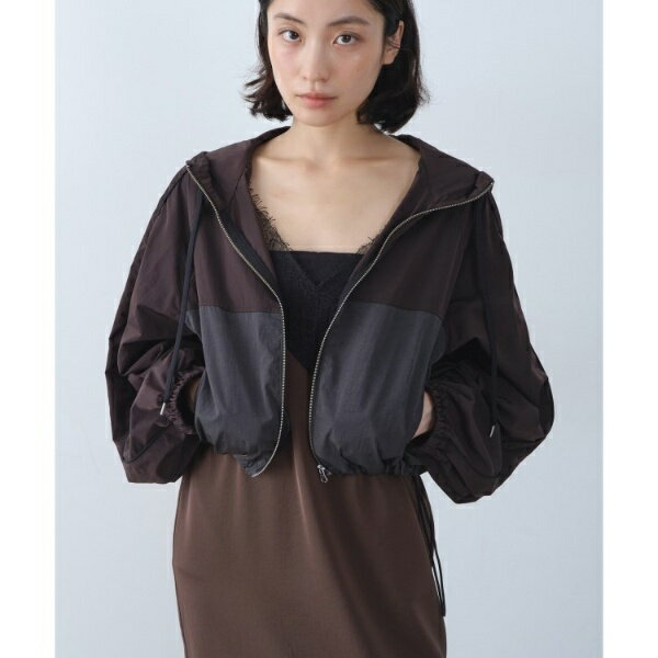 [型番：R9944304]大人の遊び心を引き出すバイカラーの魅力。【デザイン】シワになりにくく、程よいハリ感と軽やさを兼ね備えたブルゾン。モードな雰囲気を漂わせるバイカラー配色が洗練された印象に。ショート丈とワイドな身幅が絶妙に組み合わさり...