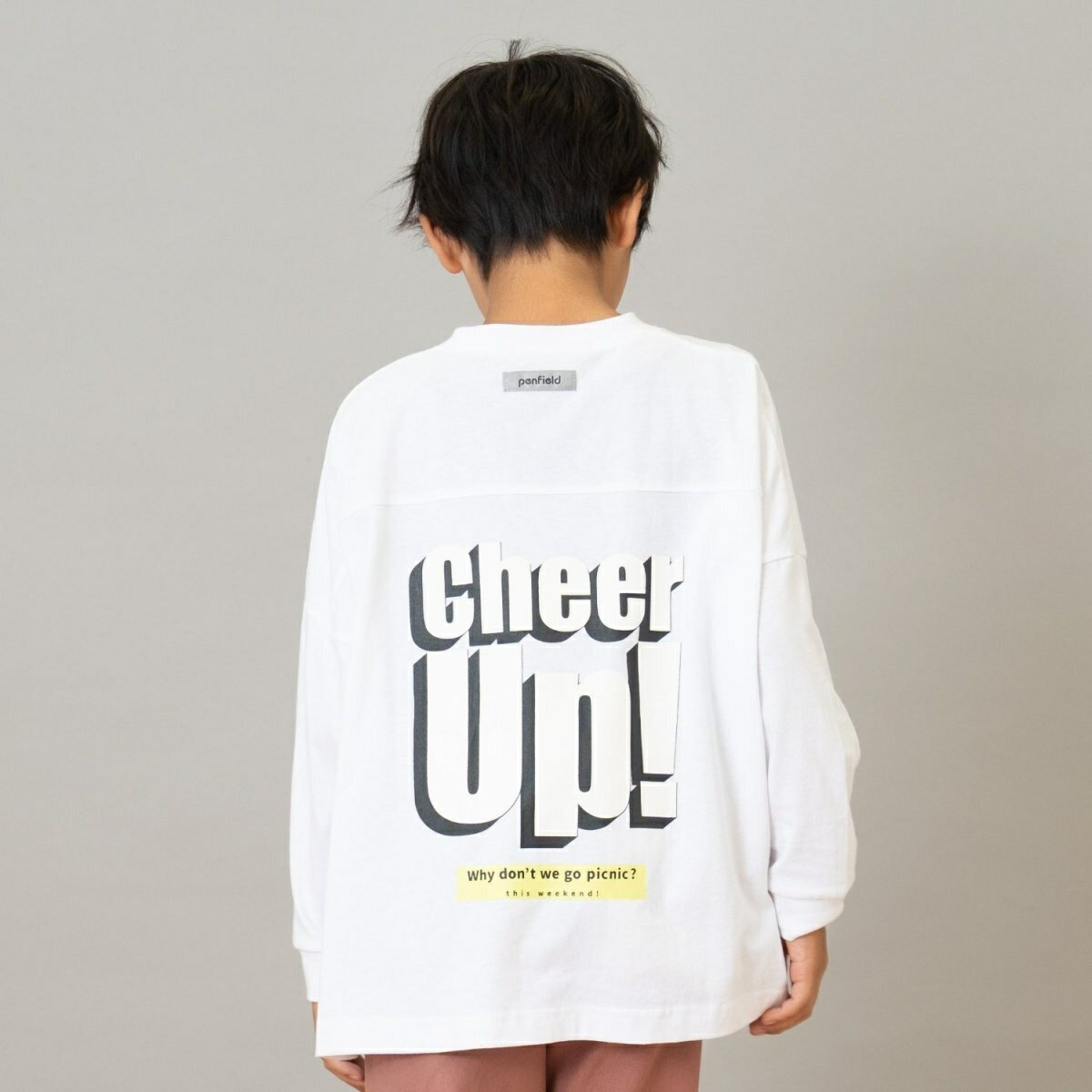 [型番：2253238]アウトドアブランド「PENFIELD」とand D.の別注企画から登場した、アクティブなキッズのための長袖Tシャツ。【デザインポイント】前面にはシンプルですがカラフルな刺繍ロゴを、背面には蓄光プリントを施し、暗い場所...