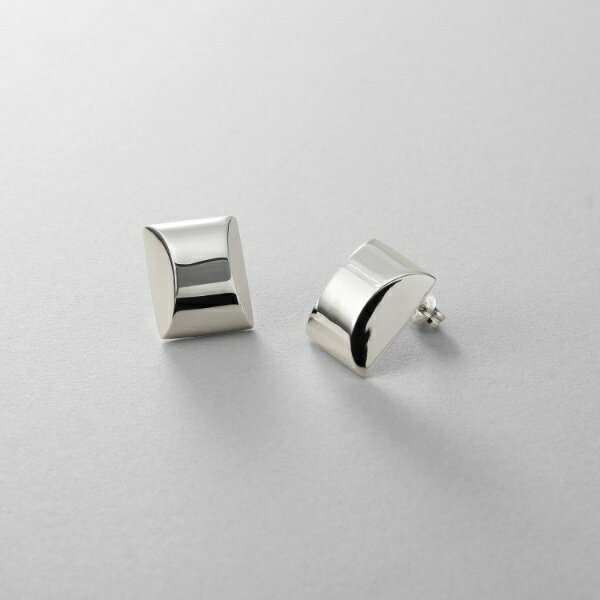 [型番：76771497]緩やかな傾斜をつけたスロープカットが特徴のスタッドピアス。中空のお作りのため、ボリューム感がありながら、軽やかな着け心地を実現しました。面の取り方や角度にこだわり、耳元にモダンな立体感とニュアンスをプラス。ミニマル...