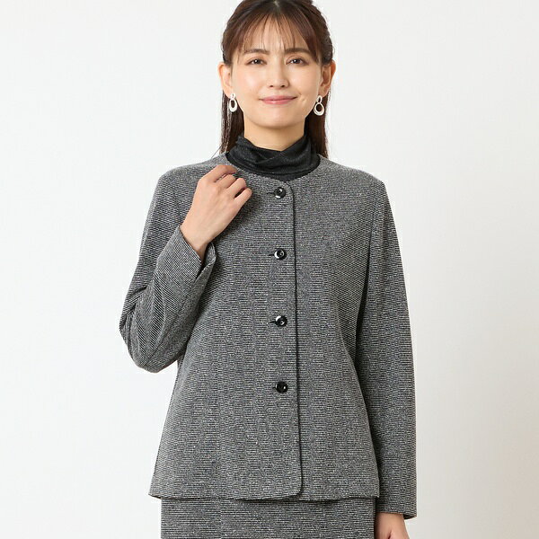 [型番：12035521]■商品紹介■【セットアップ対応】◆スカートとセットアップで楽しめる人気素材を使ったライトジャケット◆モノトーンのジャカードニットを使用したジャケットです。程よい肉感でストレッチ性があるロブジェで長年人気の素材を使用...
