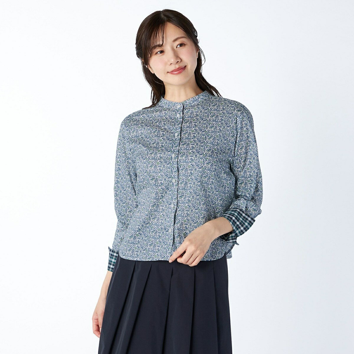 [型番：78251272051]リバティプリント柄が華やかなスタンドカラーブラウス。剣ボロと袖先のカフス裏地に異なるチェック柄の生地があしらわれたユニークなデザイン。袖を折り返して着るとさりげなく華やかなデザインアクセント。バックヨーク下の...