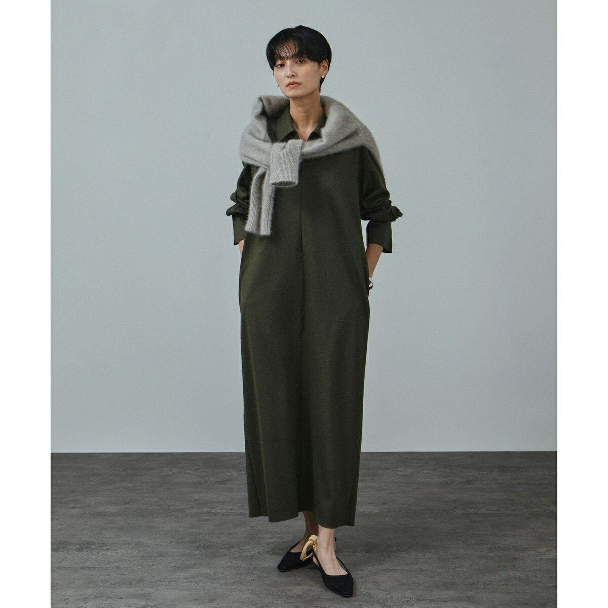 [型番：SHE35470]■デザイン / シルエットシャープな衿とコンシールファスナーがポイントのナローシルエットシャツワンピース。本革のファスナースライダーや、前後中心・ヨーク部分に施した特殊ミシンにより、縫い代を無くすことで軽やかで快適...