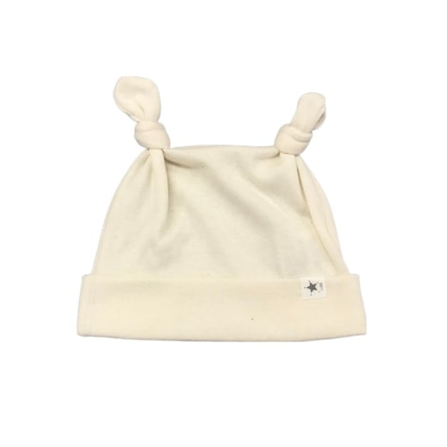 赤ちゃんにおすすめのアイテムの1つベビー帽子です。頭の保護だけでなく、お顔のかわいらしさを引き立てるアイテムです。どんなデザインのウェアにも合わせやすいアイボリーの無地のモデルです。■カラー：アイボリー※(　)で表記されている数字はヌードサ...