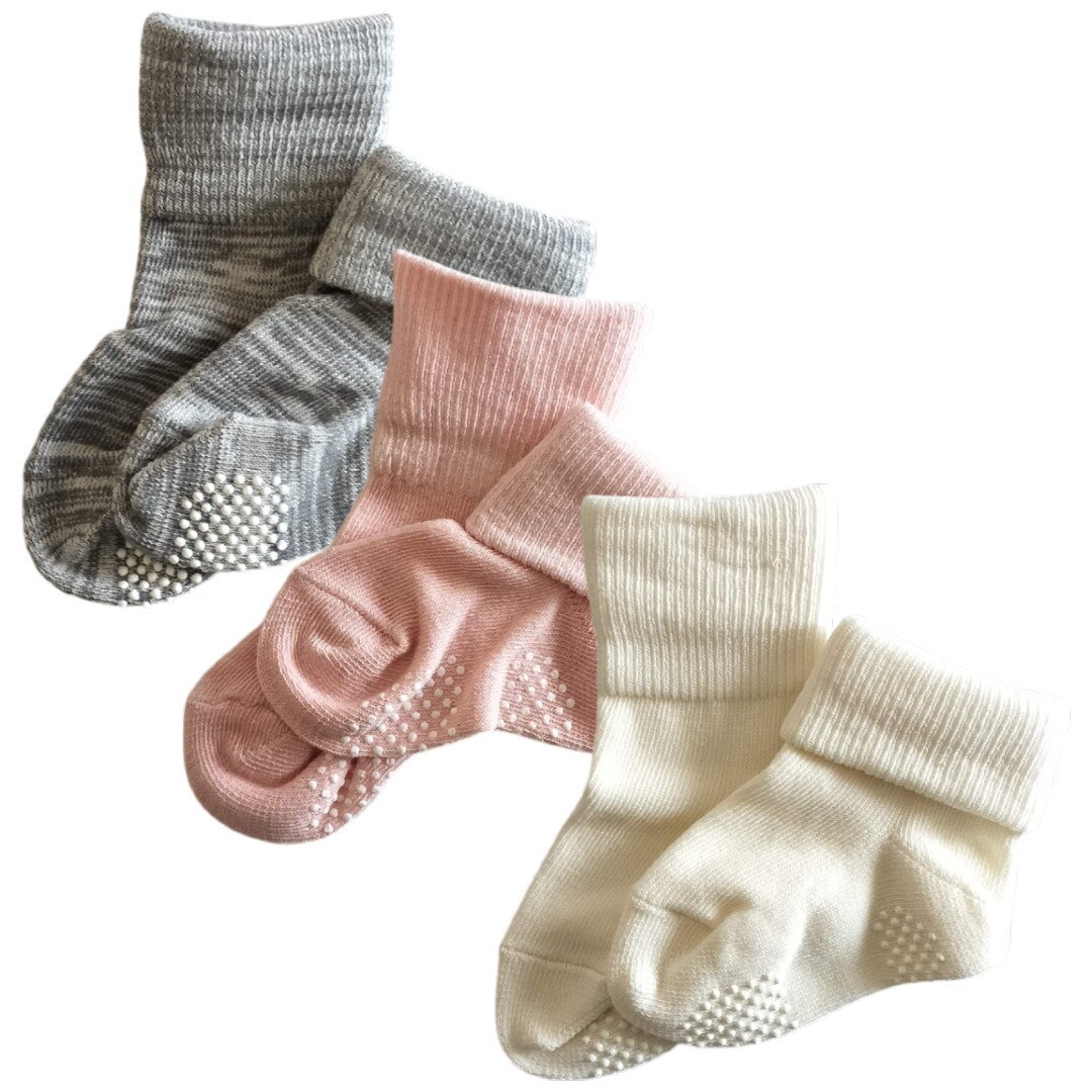 赤ちゃんの足を守るソックスです。お出かけ時にはかせていただくことでお出かけスイッチを入れるアイテムになります。ギフトのプラスワンにもおすすめです。■カラー：アイボリー、グレー、ピンク※(　)で表記されている数字はヌードサイズです。ヌードサイ...