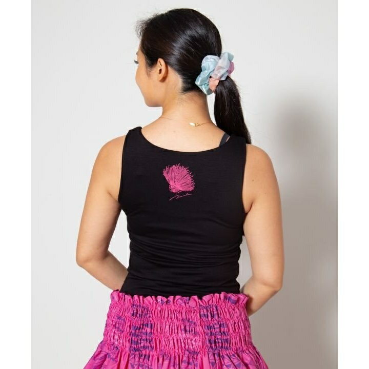 [型番：Y2K-5301-2025]吸湿発熱機能のある生地のカップ付きインナータンクトップ。「誠実」の意味を持つ赤いレフアを背面にデザイン。滑らかな触り心地で、ストレッチ性もある生地なのでフラレッスンはもちろん、タウンユースにもおすすめです...