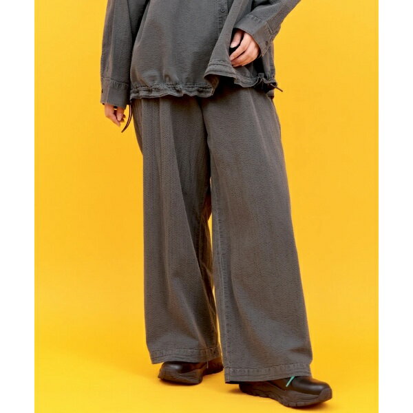 [型番：OWJBB915]抜け感たっぷり♪ルーズなシアサッカーピグメントパンツ ■デザイン ワイドストレートシルエットで、締め付け感なくリラックスして穿けるパンツ。 ウエストはゴム＆紐仕様で、快適なフィット感をキープ。 ピグメント加工ならで...