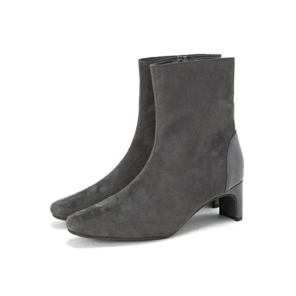 [型番：1215282902]セットバックヒールにつやっとした素材を合わせたショートブーツ。ワントーンライクな色味なのでコーディネートに合わせやすいデザインです。足元をキレイに見せてくれるシンプルなシルエットは、デイリーから通勤スタイルまで...