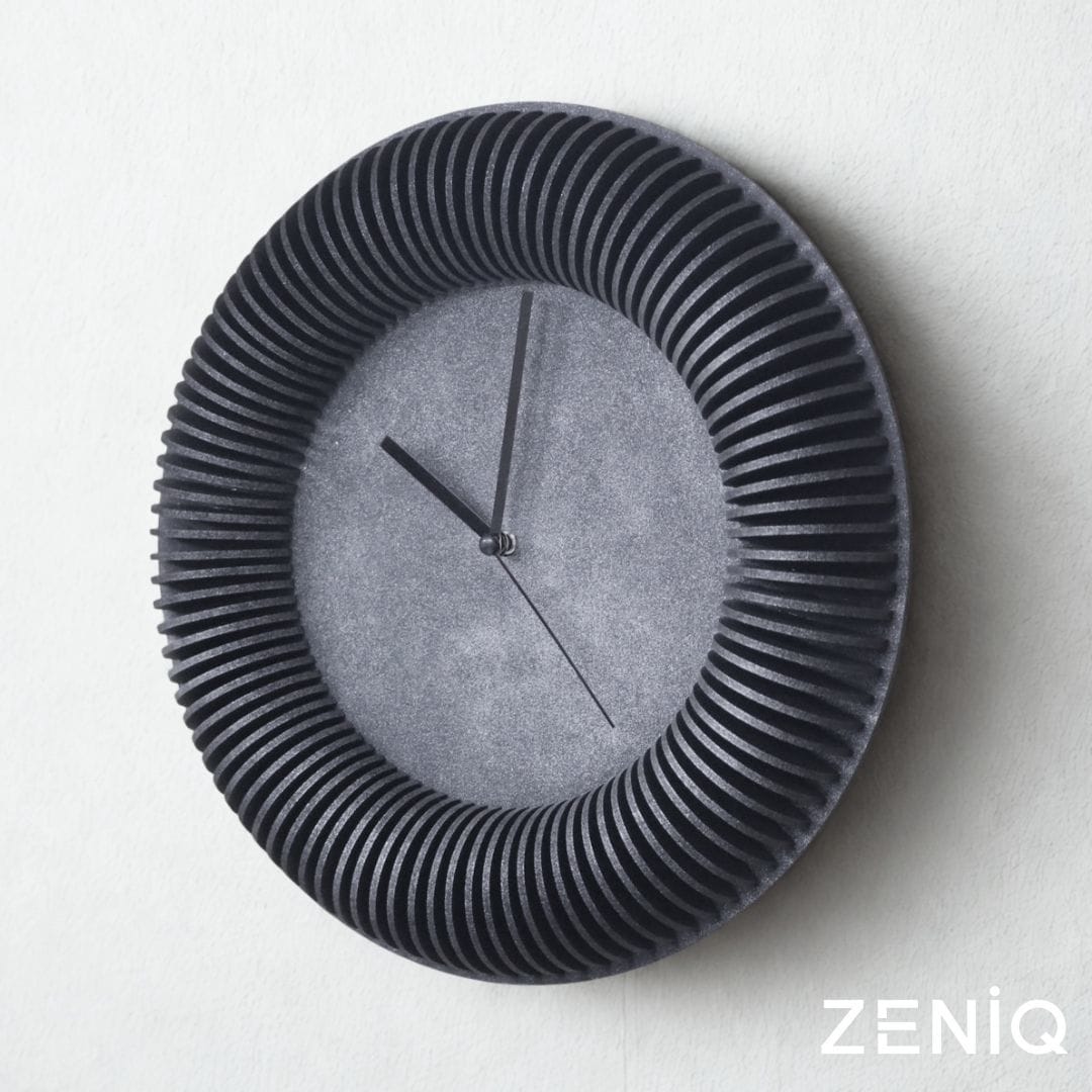 [型番:zs-circle]シンプルでありながらアートを感じさせるデザインが、空間に落ち着きと洗練をもたらす木製のデザインクロックです。直径　約29cm程度※予告なしに、本体サイズ、ムーブメント、針の仕様が変わる場合があります。予めご了承く...