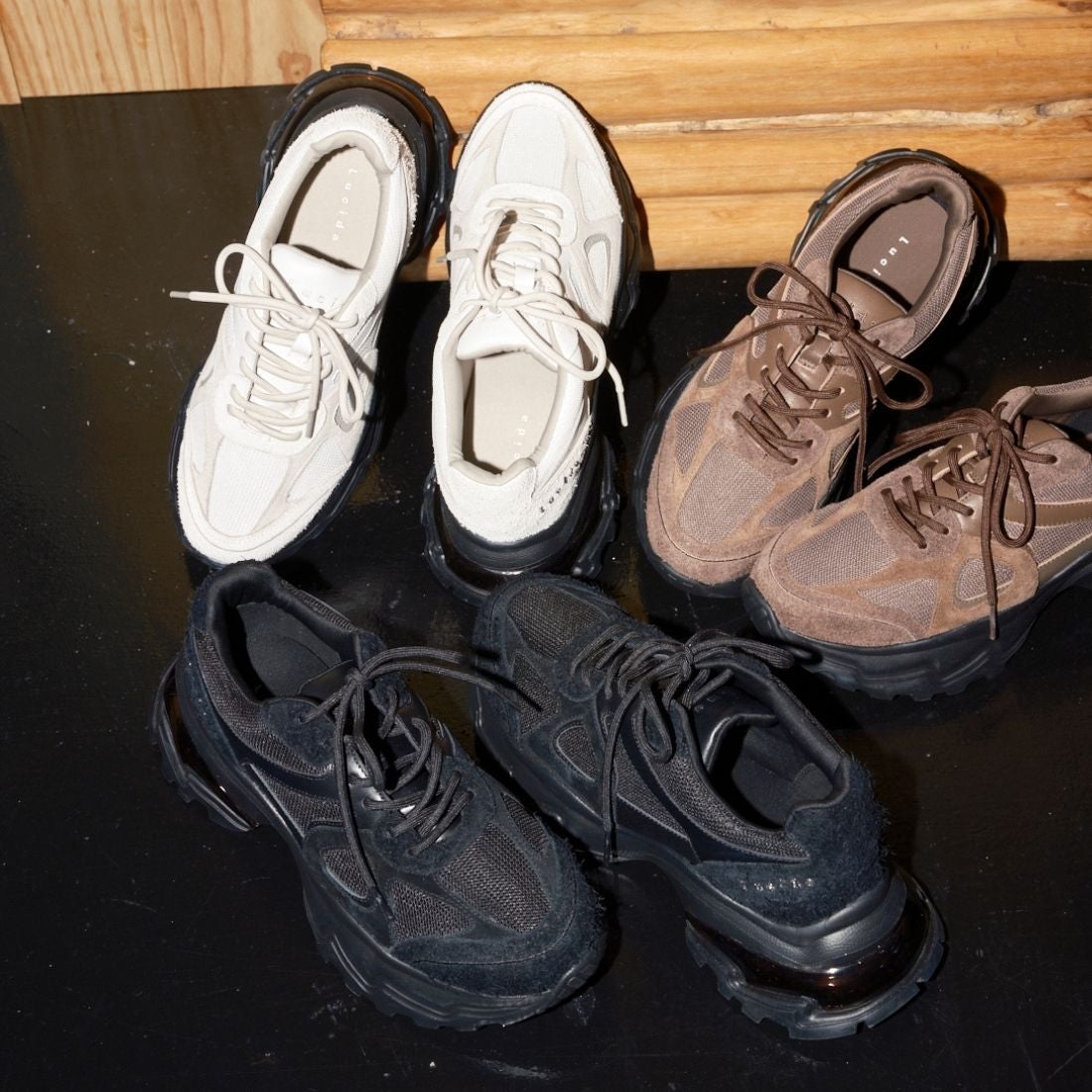 [型番:4407]【商品説明】「深みをまとう、秋冬の表情。」異素材を組み合わせた奥行きのあるデザインに、スウェードの質感をプラス。シックなカラーリングが、秋冬のスタイリングを格上げしてくれます。重厚感のあるソールが、足元からモードな存在感を...