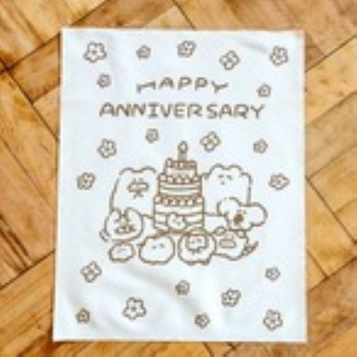 [型番:M2500017]大切な記念日をもくもくちゃんの仲間たちと一緒にお祝いしょう！ナチュラルなキャンバスにパーティを楽しむキャラクターたちがプリントされたファブリックタペストリーです。端はカットオフの仕様でラフに。■カラー：＊＊※(　)...