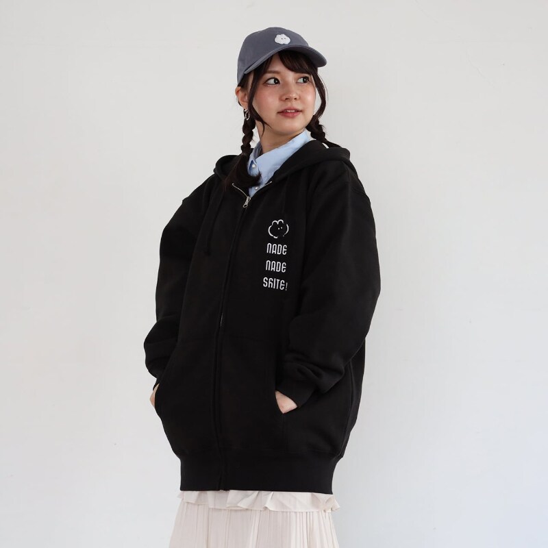 [型番:M2500194]大きめでシンプルな刺繍ロゴデザイン。バックには小さなひょっこりウサが◎ベーシックなカラー展開で、アウターとしてもおすすめ。T／C生地を使用しているので裏起毛でふわふわあったかで軽やかに着ていただくことができます。■...