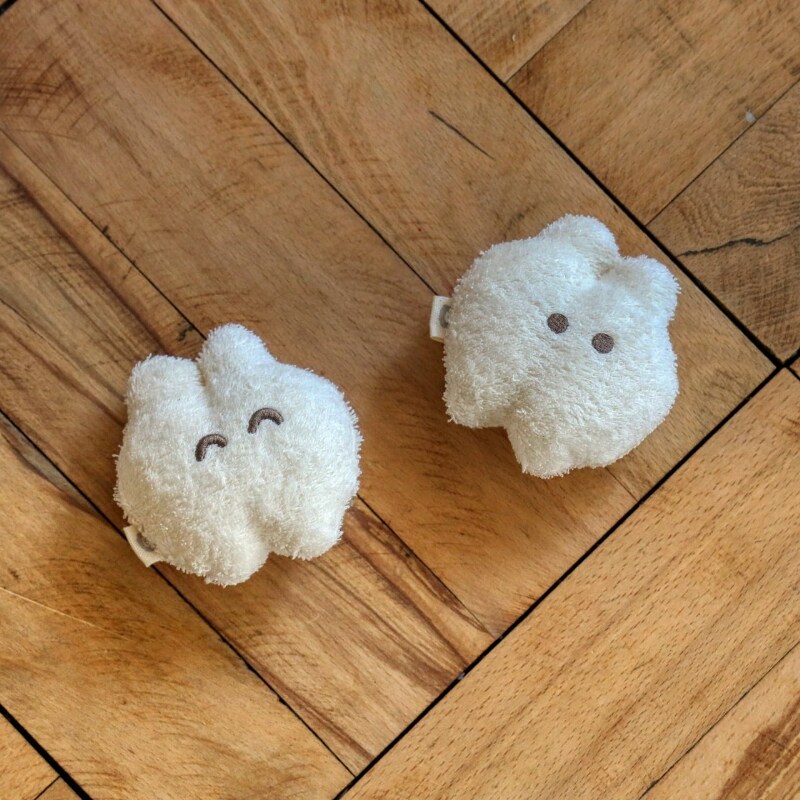 [型番:M2500304]赤ちゃんの初めてのおもちゃ「ファーストトイ」に最適なにぎにぎ。オーガニック糸を使ったパイル生地とふわふわな触り心地でなでウサを表現しました。まんまるおめめとニコニコ笑顔の2つの表情をご用意。五感を養う知育として活躍...