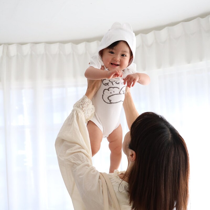 [型番:M2500315]肌触りの良いオーガニックコットンを使用した、赤ちゃんに優しいボディスーツ。クロスショルダーで首が座っていない赤ちゃんでも簡単に着用できるクラシカルで最も長く愛されているお洋服です。スナップ留めは股下部分のみで、オム...