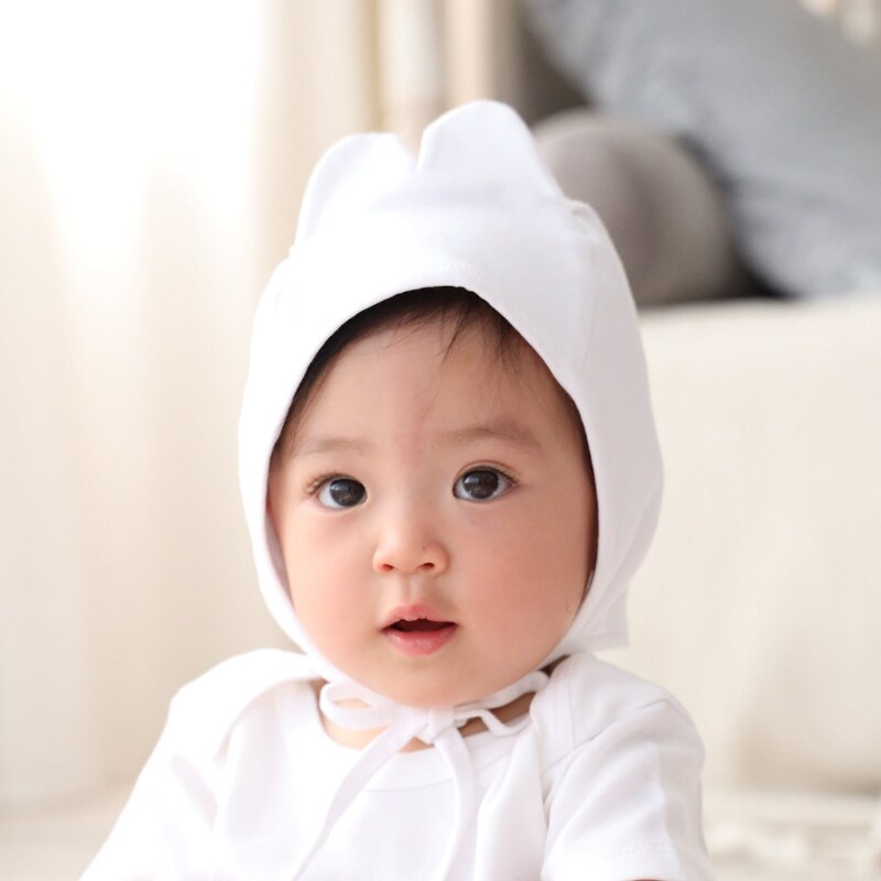 [型番:M2500319]赤ちゃんの頭をかわいく守るヘッドアクセサリー「ボンネット」。かぶるだけで、キュートななでウサに大変身！ベビーをかわいく見せるために考えられた立体パターンと、長時間かぶっても快適に過ごせる肌触りの良いオーガニックコッ...