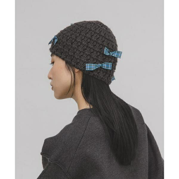 [型番：KBA7-2CA098]【チェックリボンが存在感抜群のニットビーニー】ニットビーニーに、チェックリボンを付けることで存在感抜群なアイテム。可愛くなり過ぎないよう、チェック柄にこだわり、リボンの垂れをなくしたりしてモードめに仕上げまし...
