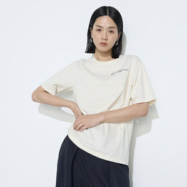 [型番：21-01EM01-205]《デザイン》コーディネートに取り入れやすく、デイリー使いしやすいTシャツです。ナチュラルな表情のある生地に、胸元にあしらった配色のタイプライター風刺繍がおしゃれポイントです。程よくゆとりのあるサイズ感は一...