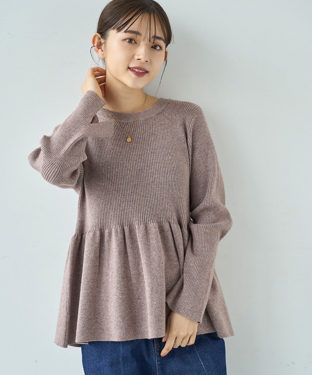 [型番:585102-74]スッキリ見えするリブと、ふんわり広がるペプラムラインが女性らしさを引き立てるニットトップス。【デザイン】裾に向かってふわりと広がるデザインが、メリハリのあるシルエットを作り出し、レディライクな着こなしにぴったりの...