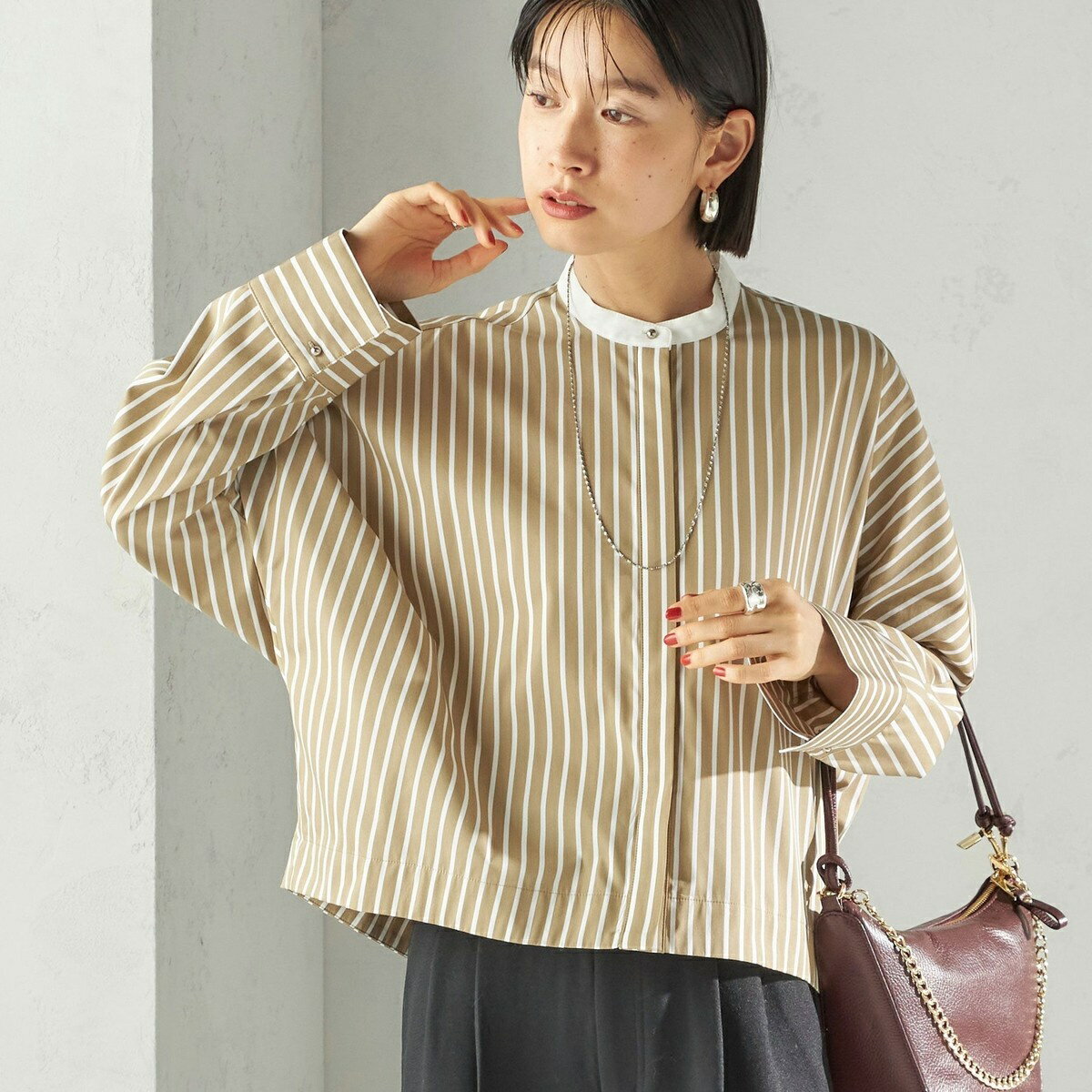 [型番：311160201]—25AW—きちんと感のあるショート丈シャツ■デザインドルマンスリーブのゆったりとしたシルエットですが、綿のハリ感を出しきちんと感を演出できるシャツにしました。襟を配色にし、爽やかな印象をプラスしました。後ろの丈...