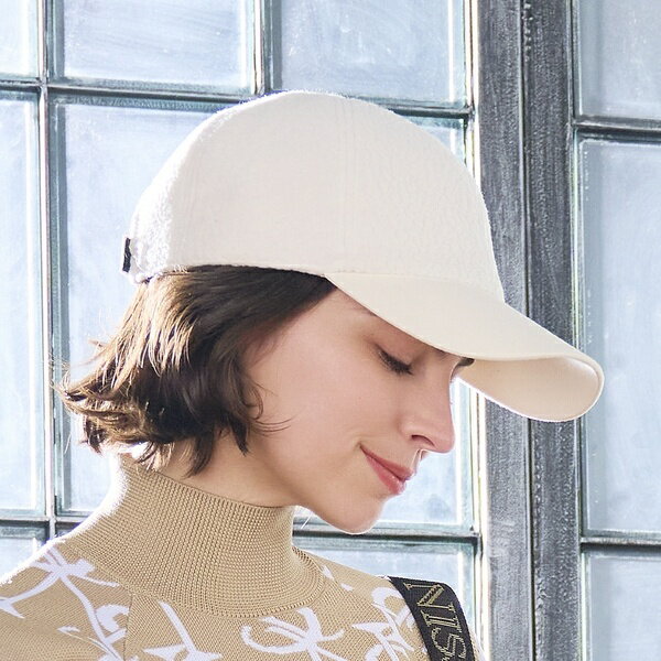 [型番：23156504]秋冬シーズンらしい、ボアとツイル素材のコンビデザインキャップ。つば先のメッセージロゴや、本体サイドのゴールド刺繍がポイント。裏はフリース貼りで寒さ対策もバッチリ。同素材シリーズ：ハット(23156503)、耳当て付...