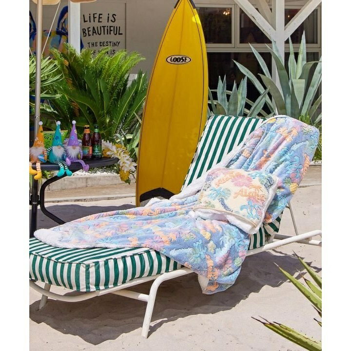 [型番：49GP5303-2025]ポップなカラーリングでハワイのモチーフがぎゅっと詰まったブランケット。Lサイズはベッドやソファーの掛けカバーとしてちょうど良いサイズ。パッカブル仕様になっていて、折りたたんでクッションとしても使用できます...